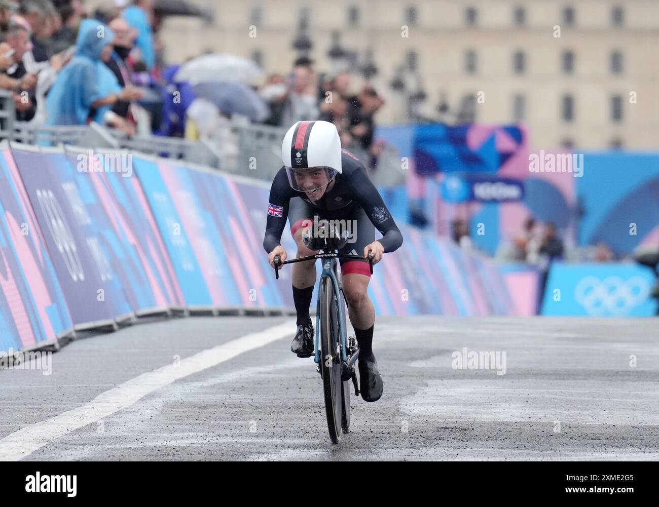 Paris, France. 27th July, 2024. Anna Henderson of Britain cycles to ...