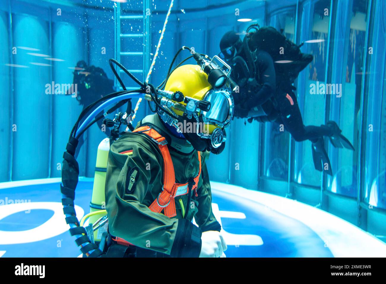 Federal Navy mine divers present themselves in the diving tank in the ...