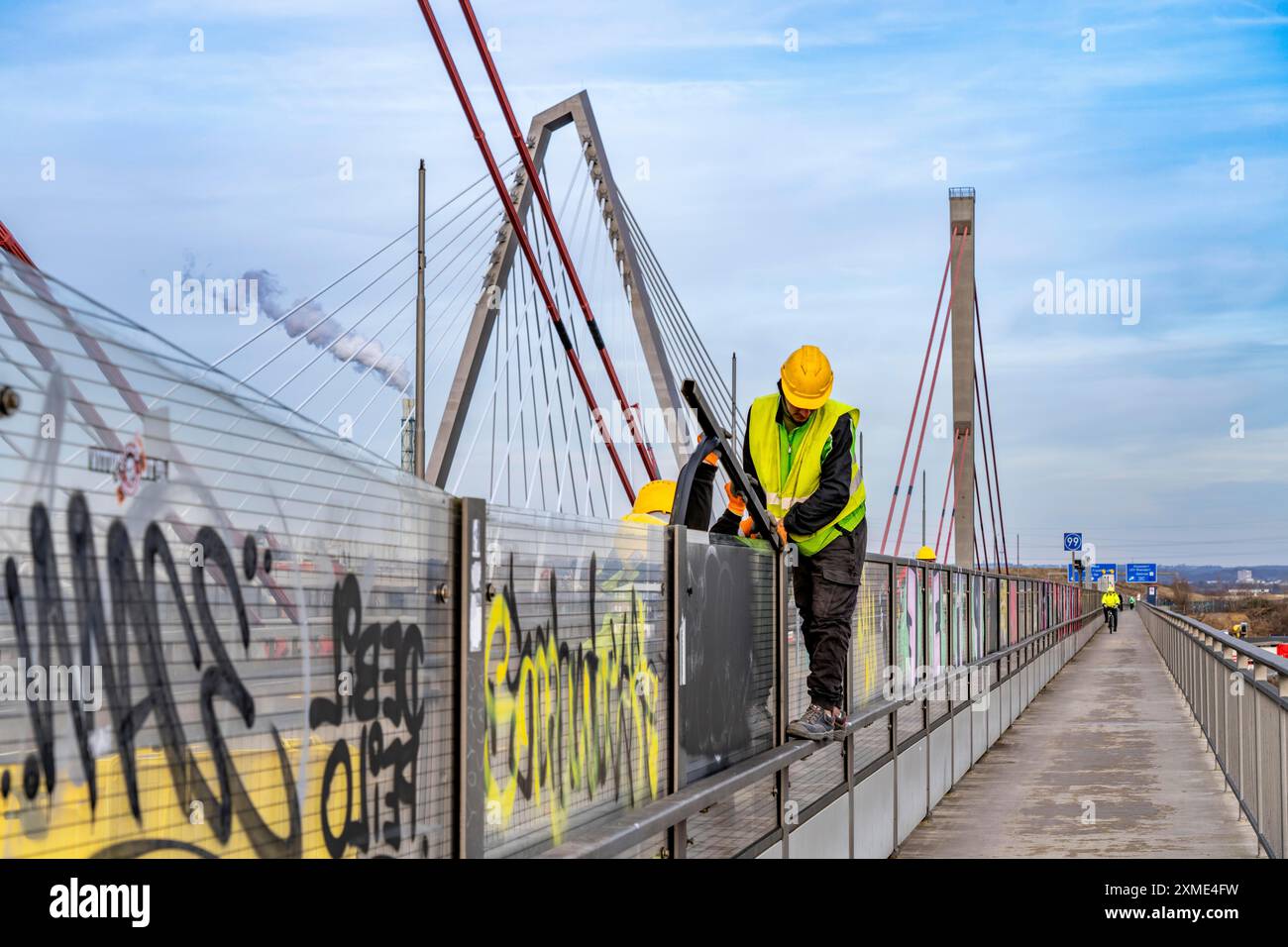 Dismantling, demolition of the old A1 bridge near Leverkusen, noise ...