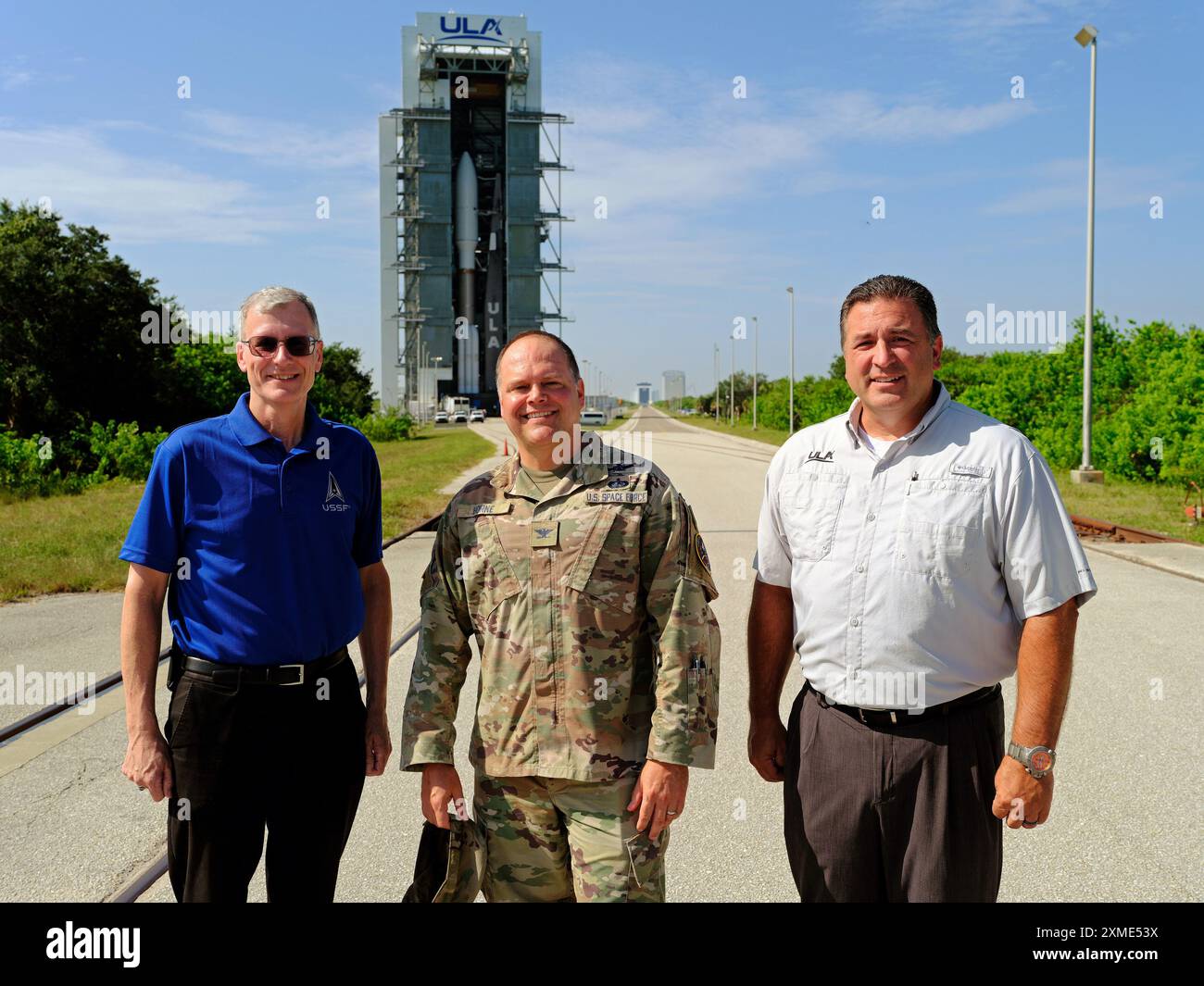 Dr Walt Lauderdale, Mission Director, USSF-51, Colonel James Horne III ...
