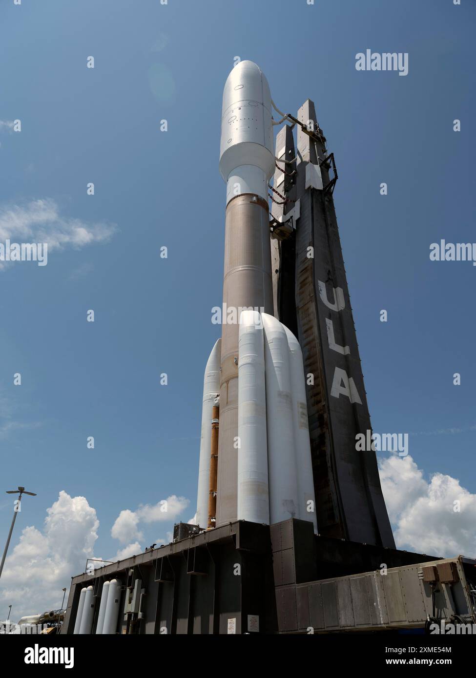 A United Launch Alliance (ULA) Atlas V rocket rolls from the ...