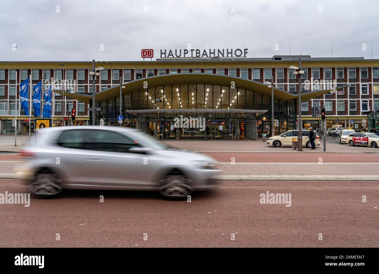 Bochum central station, station concourse, station forecourt, North Rhine-Westphalia, Germany ...