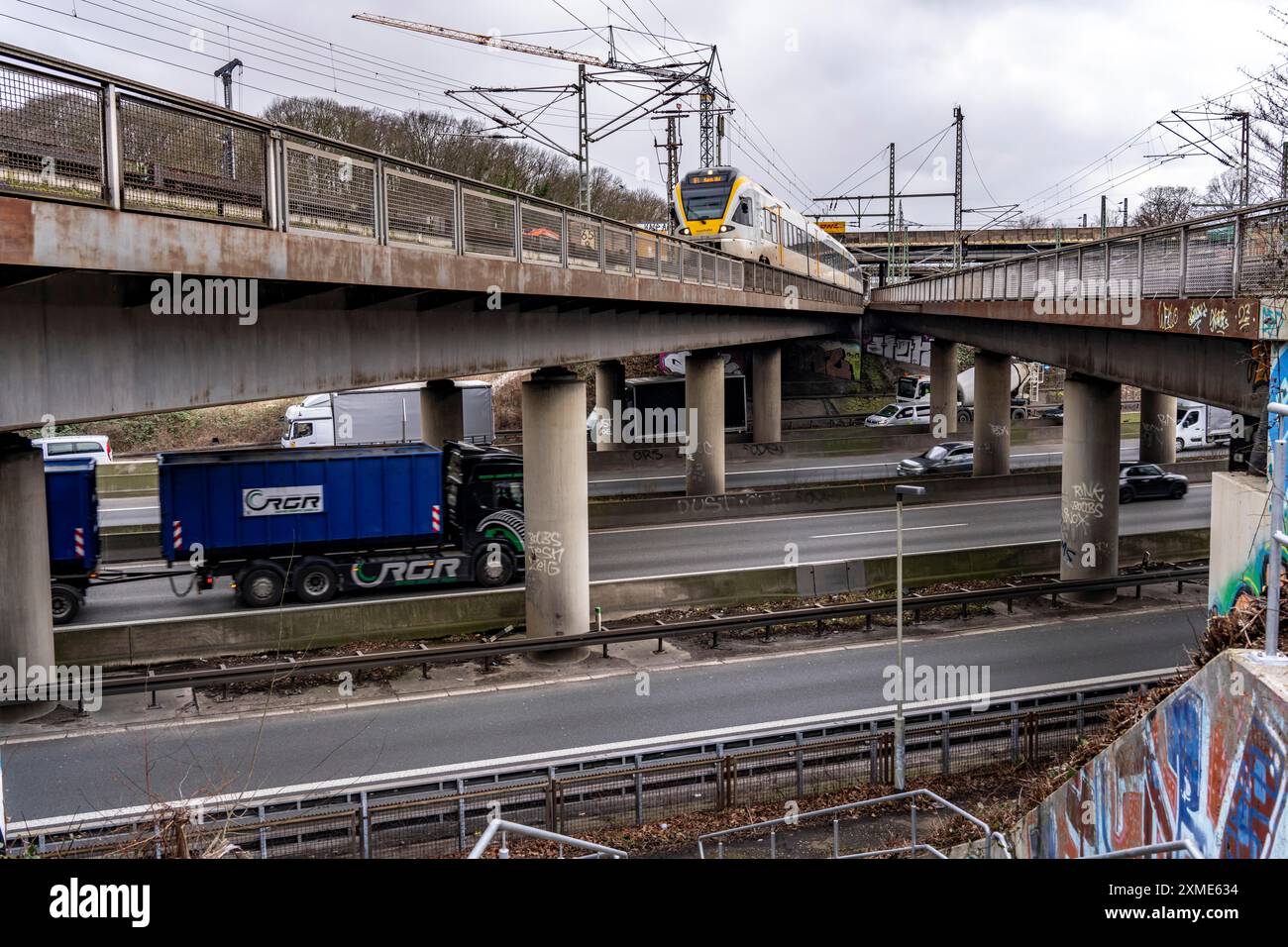 Railway bridges at the Duisburg-Kaiserberg motorway junction, complete ...