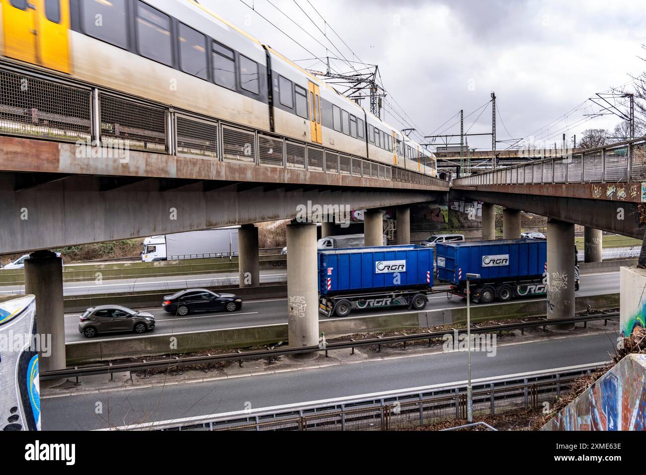Railway bridges at the Duisburg-Kaiserberg motorway junction, complete ...