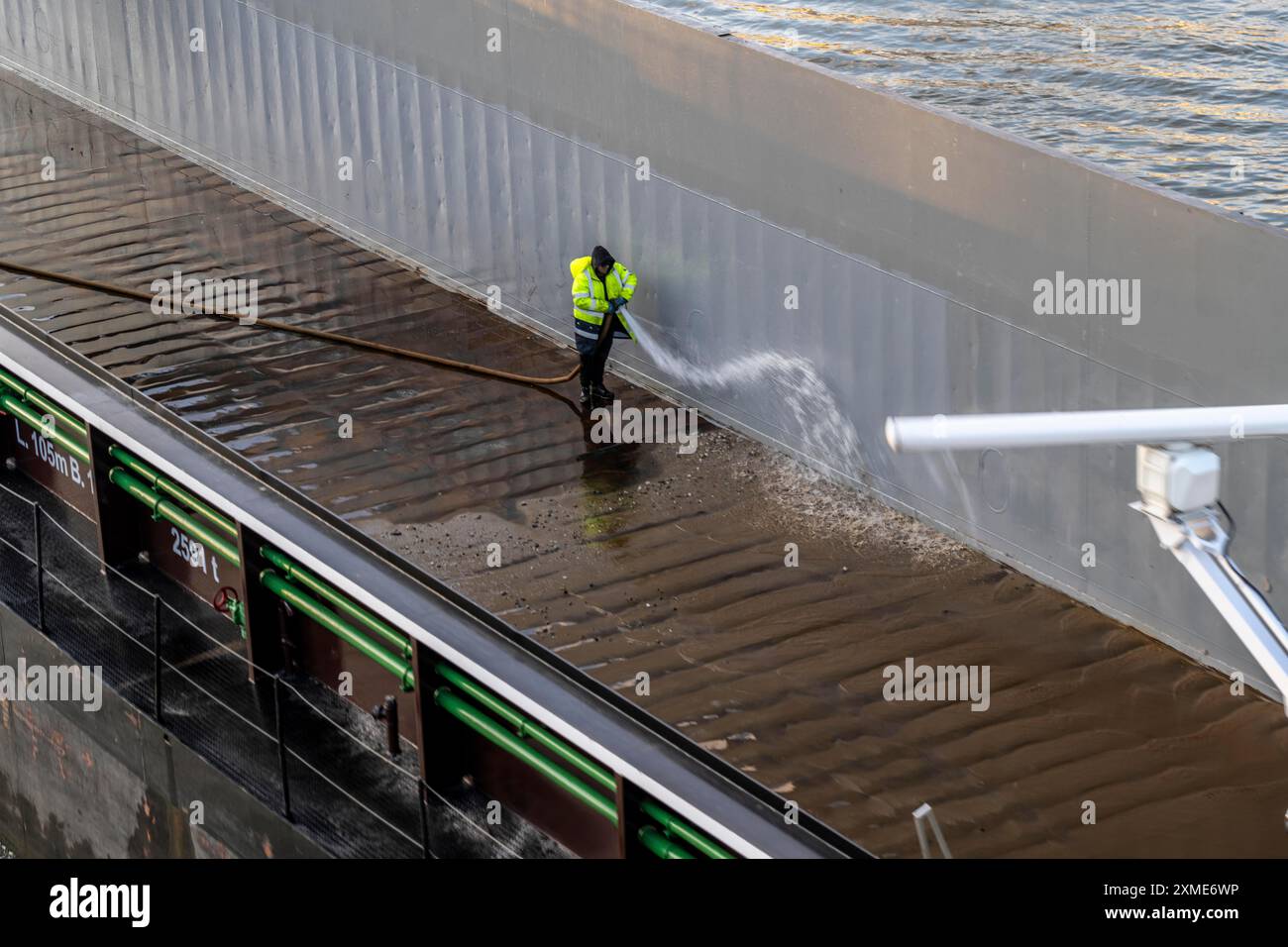 Inland vessel, labourer, sailor, employee, cleans the inside of the ...