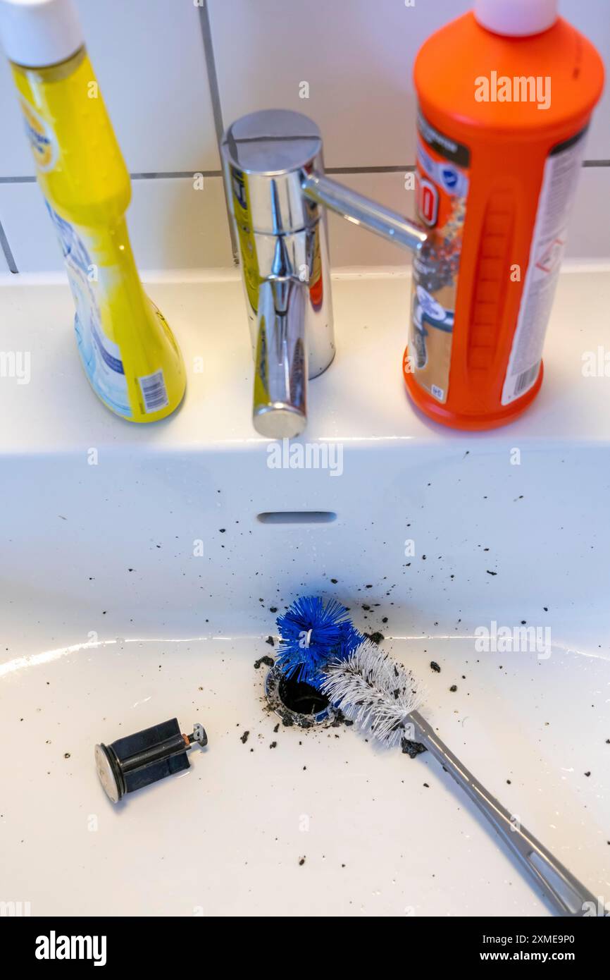 Cleaning of a sink, hand basin, bathroom, with the help of a longer ...