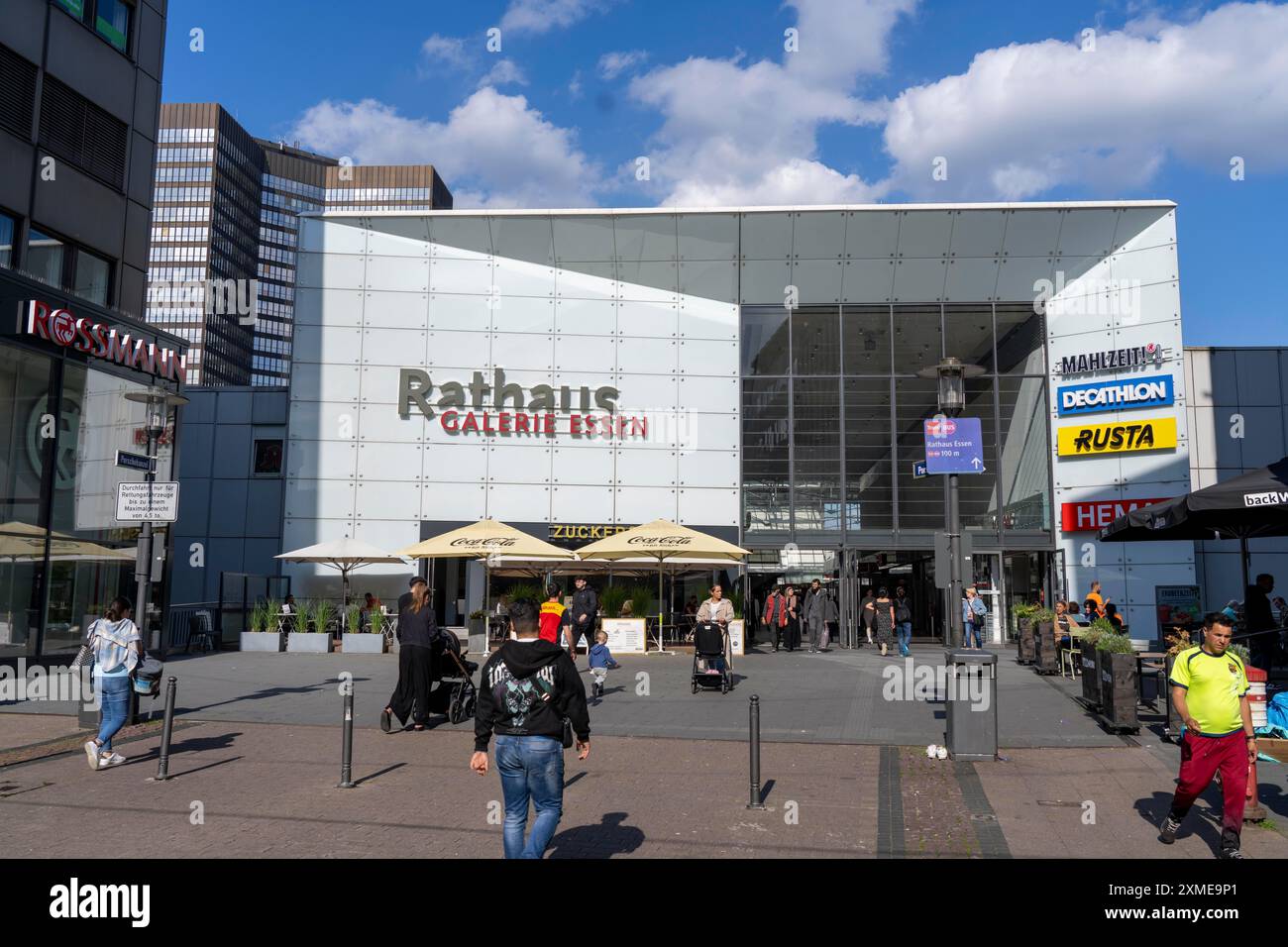 Shopping centre Rathaus Galerie and behind it the town hall of Essen ...