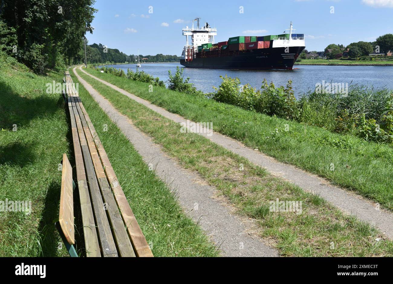 Container ship passes a 571 metre long bank near Rendsburg, Schleswig ...