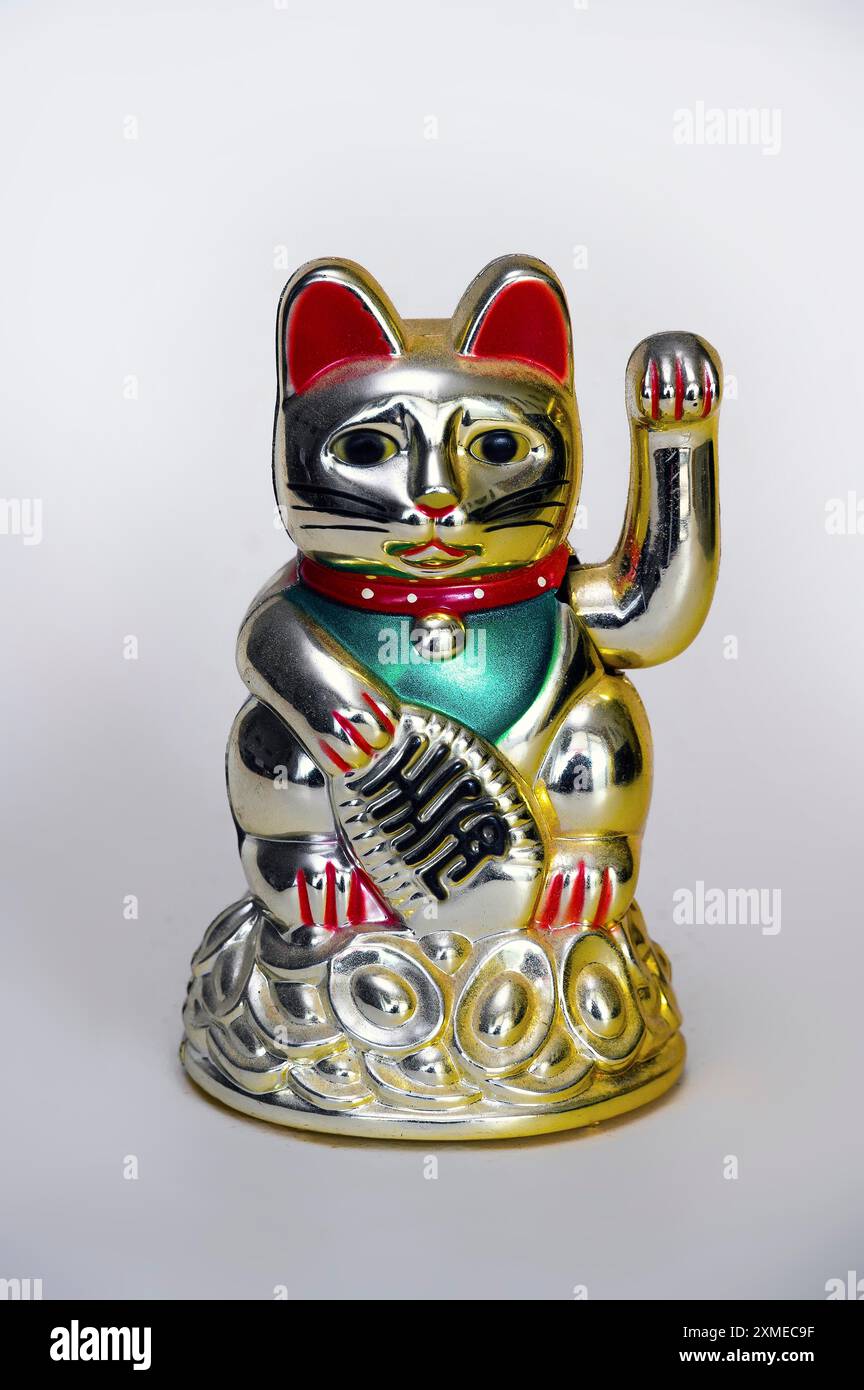 Japanese lucky charm, waving cat, Manekineko Stock Photo - Alamy
