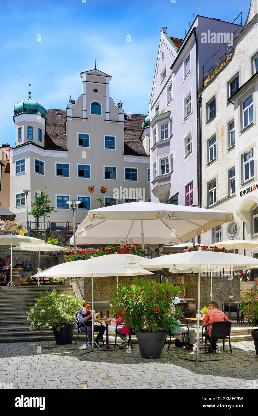 The open staircase with parasols and behind it the listed castle ...