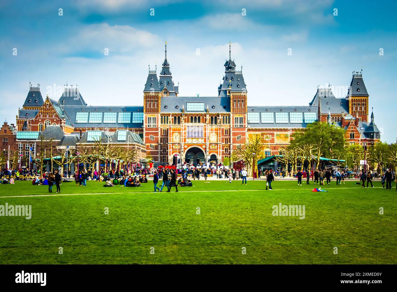 Amsterdam's Rijksmuseum features text directly on its facade ...
