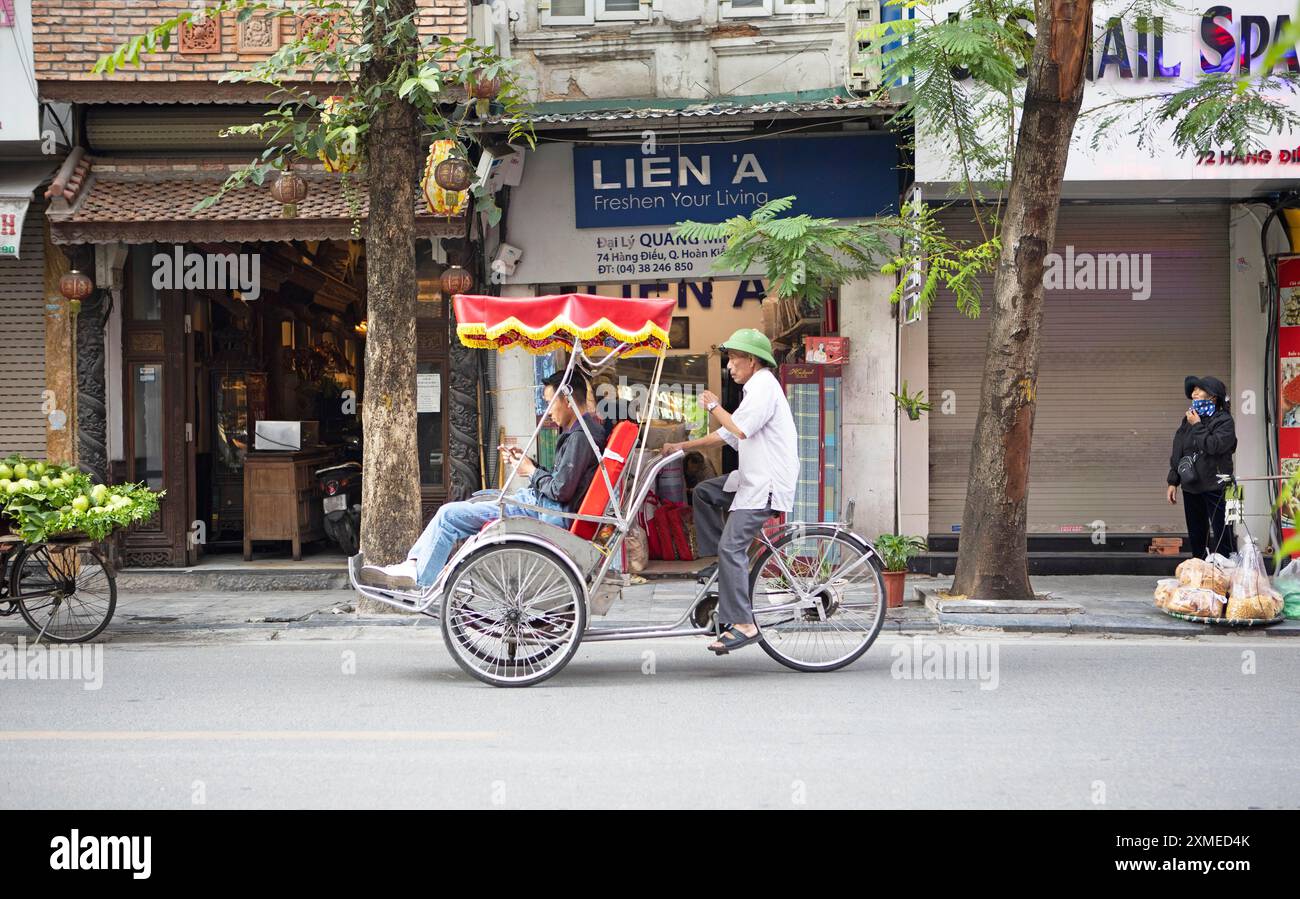 Vietnamese rickshaw driver in the Old Quarter of Hanoi, Vietnam Stock ...