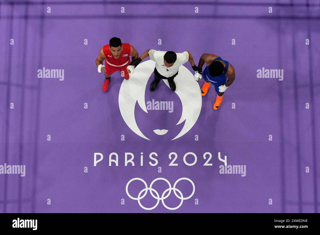 Cuba's Erislandy Alvarez Borges, left, celebrates after defeating Papua ...