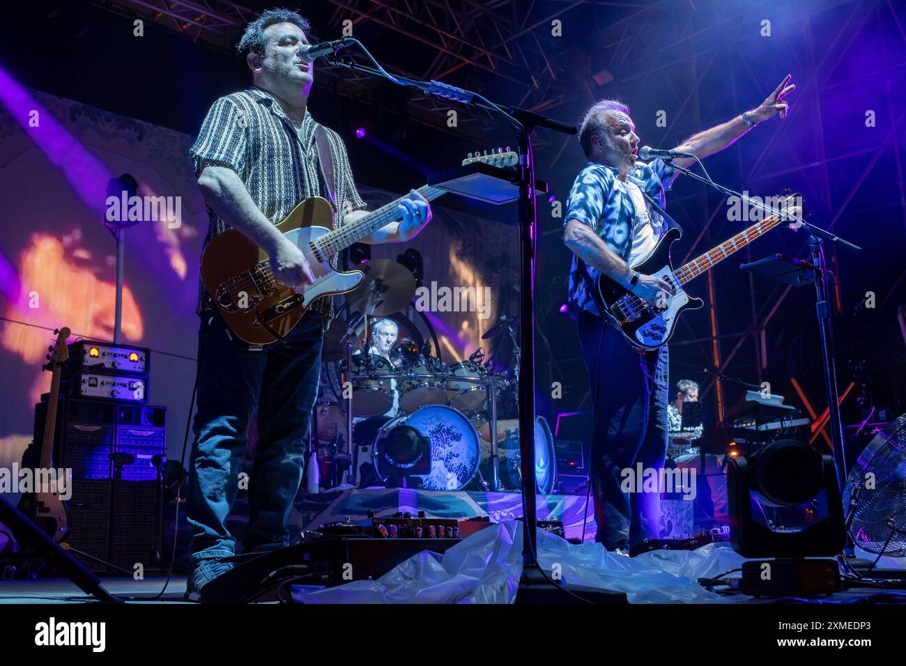 (L to R) Lee Harris and Guy Pratt during the live performs with Nick ...
