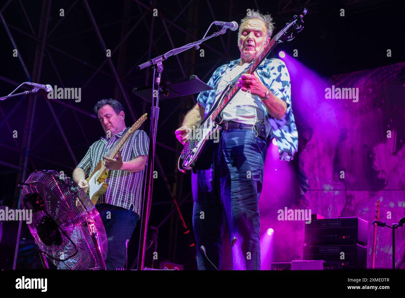 (L to R) Lee Harris and Guy Pratt during the live performs with Nick ...