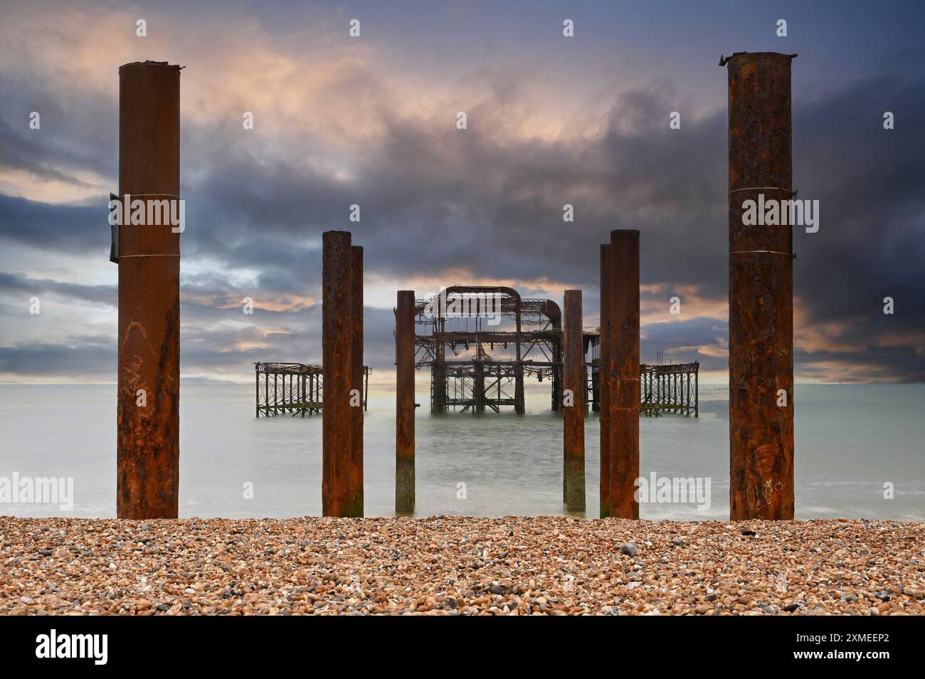 Brighton pier beach boat hi-res stock photography and images - Alamy