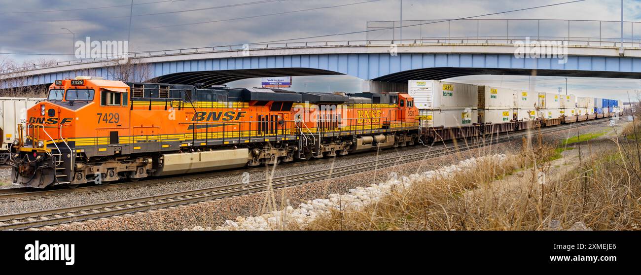 Long BNSF train passing northbound through downtown Fort Worth, Texas ...