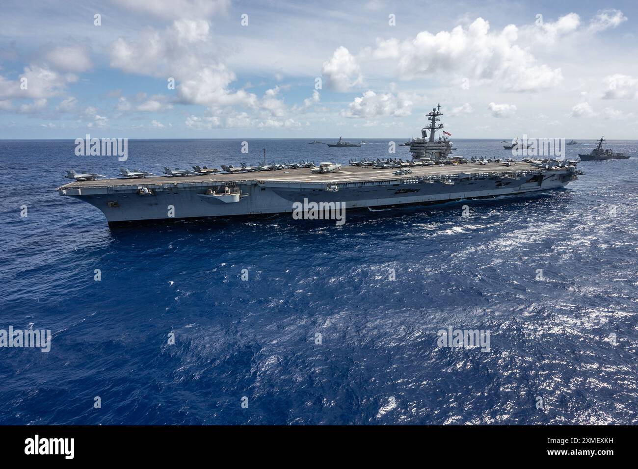 Nimitz-class aircraft carrier USS Carl Vinson (CVN 70) sails in ...