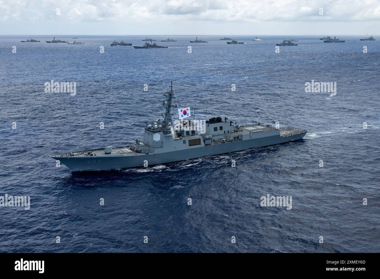 South Korean Navy destroyer ROKS Choi Yulgok Yi I (DDG 992) sails in ...