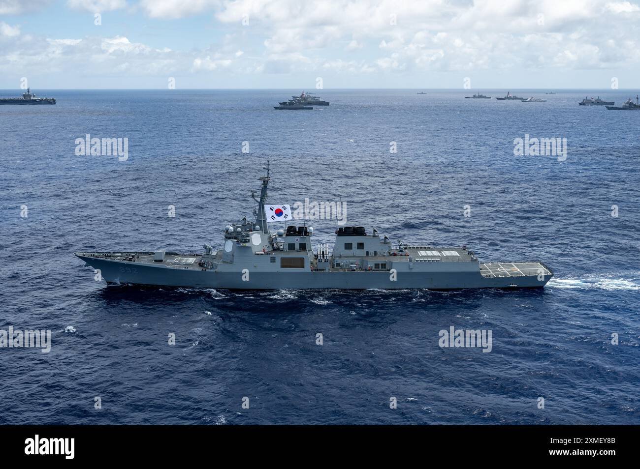 South Korean Navy destroyer ROKS Choi Yulgok Yi I (DDG 992) sails in ...