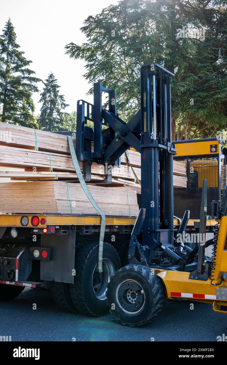 Unloading lumber hi-res stock photography and images - Alamy
