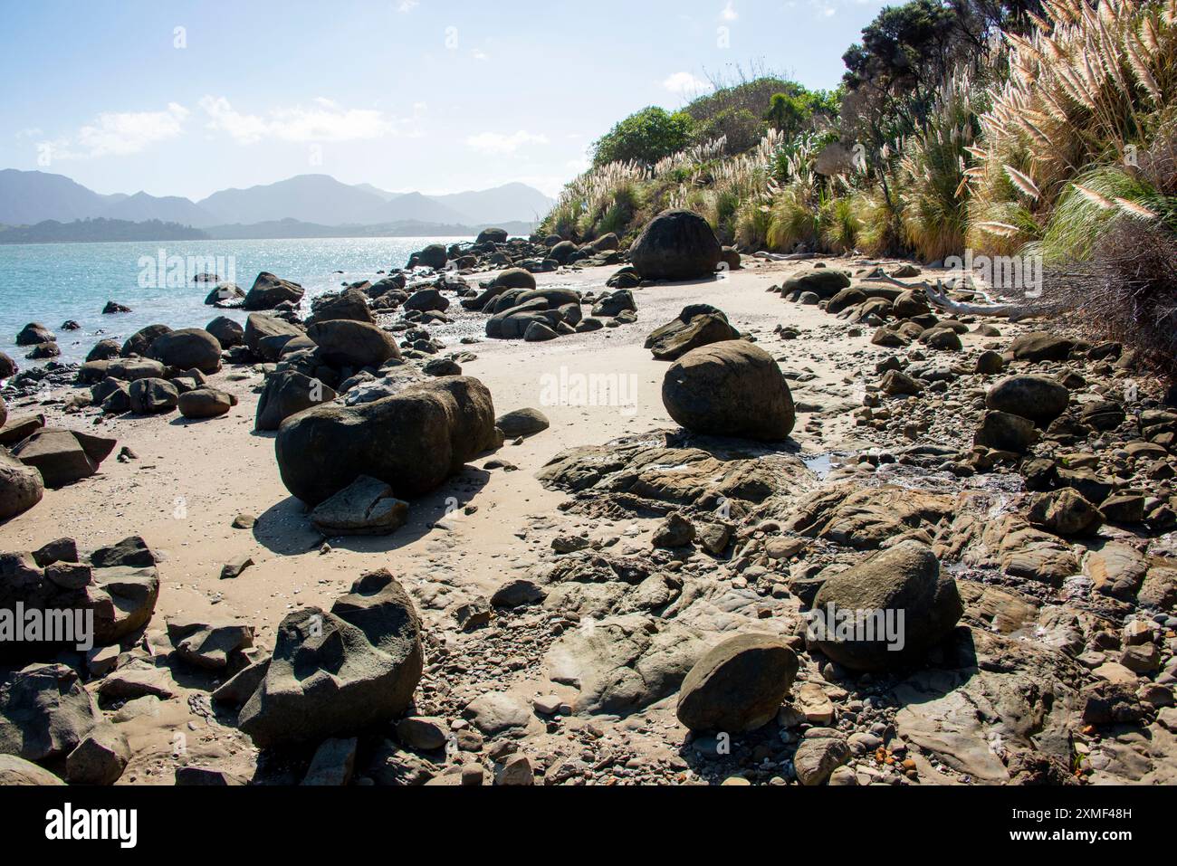 Hokianga new zealand koutu boulders hi-res stock photography and images ...