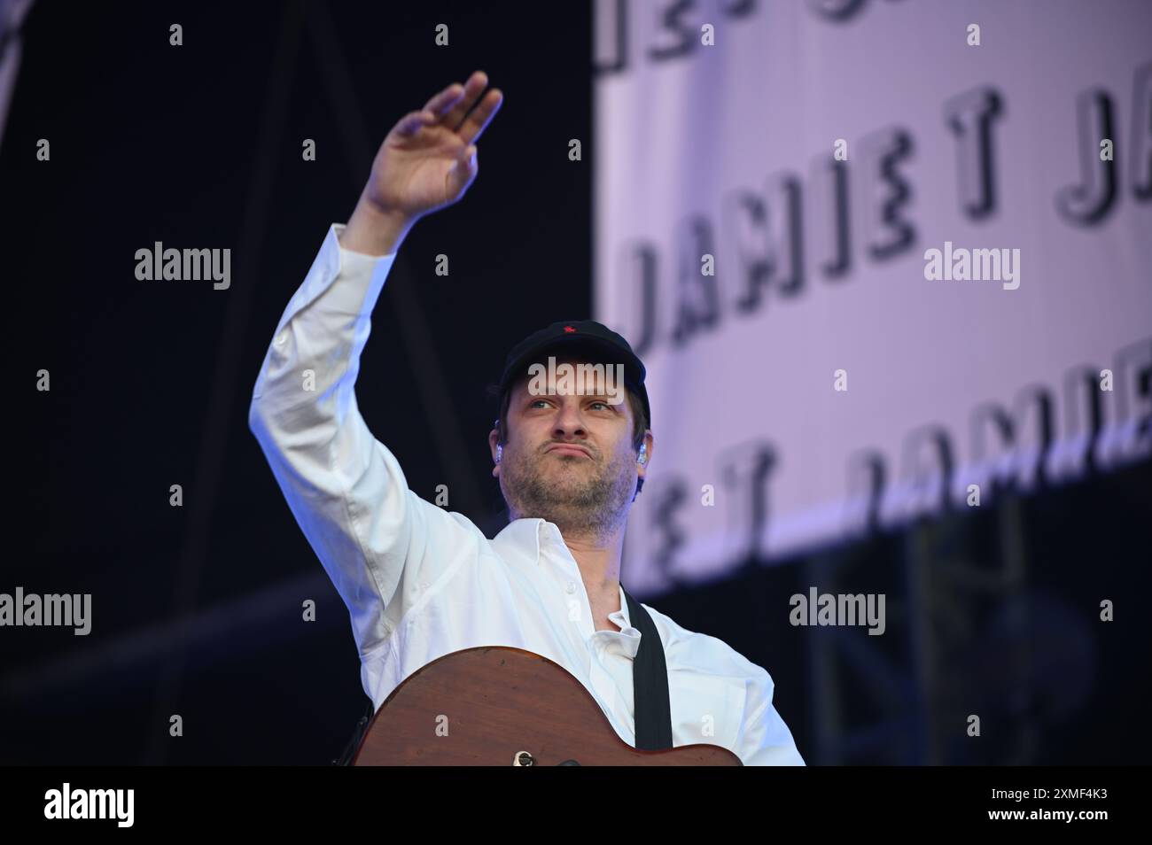 T performing at hi-res stock photography and images - Alamy