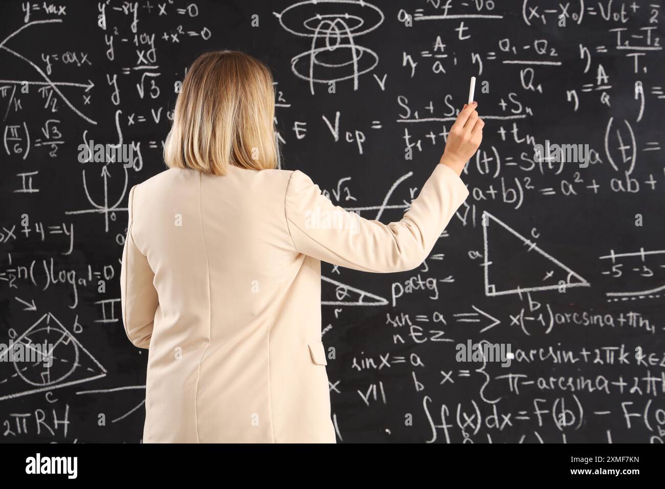 Lecturer classroom writing on board hi-res stock photography and images ...