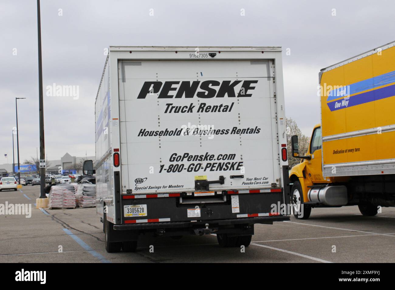 PENSKE Rental Truck in a parking lot with blue sky outdoor Stock Photo ...