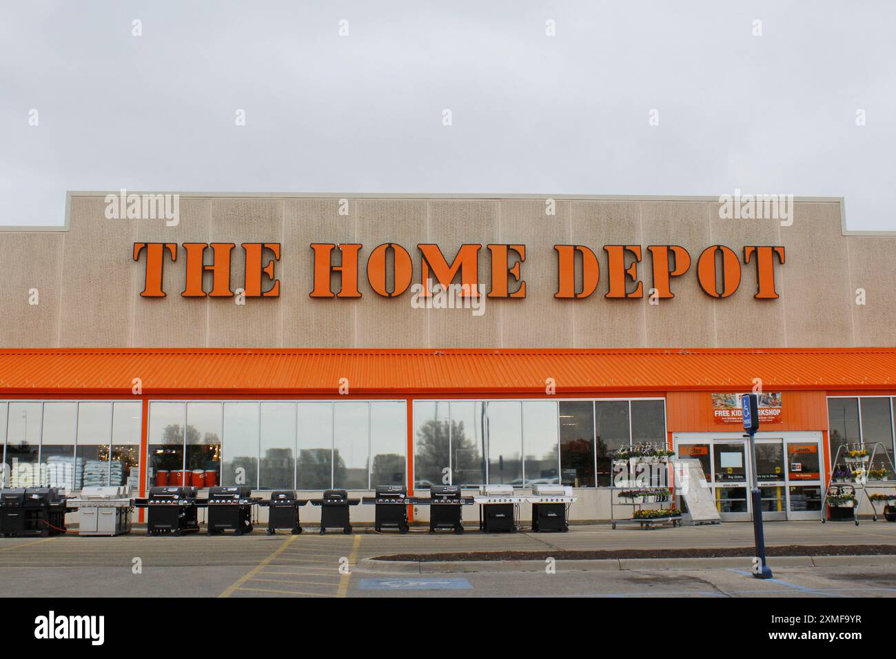 Home depot sign hi-res stock photography and images - Alamy