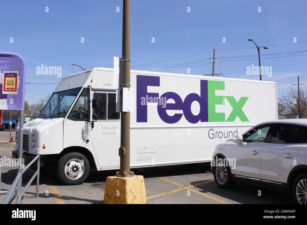Fedex delivery truck hi-res stock photography and images - Alamy