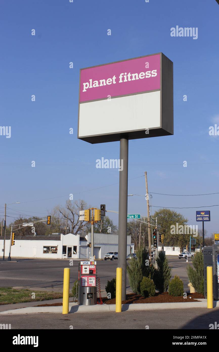 planet fitness sign with blue sky outdoor Stock Photo - Alamy