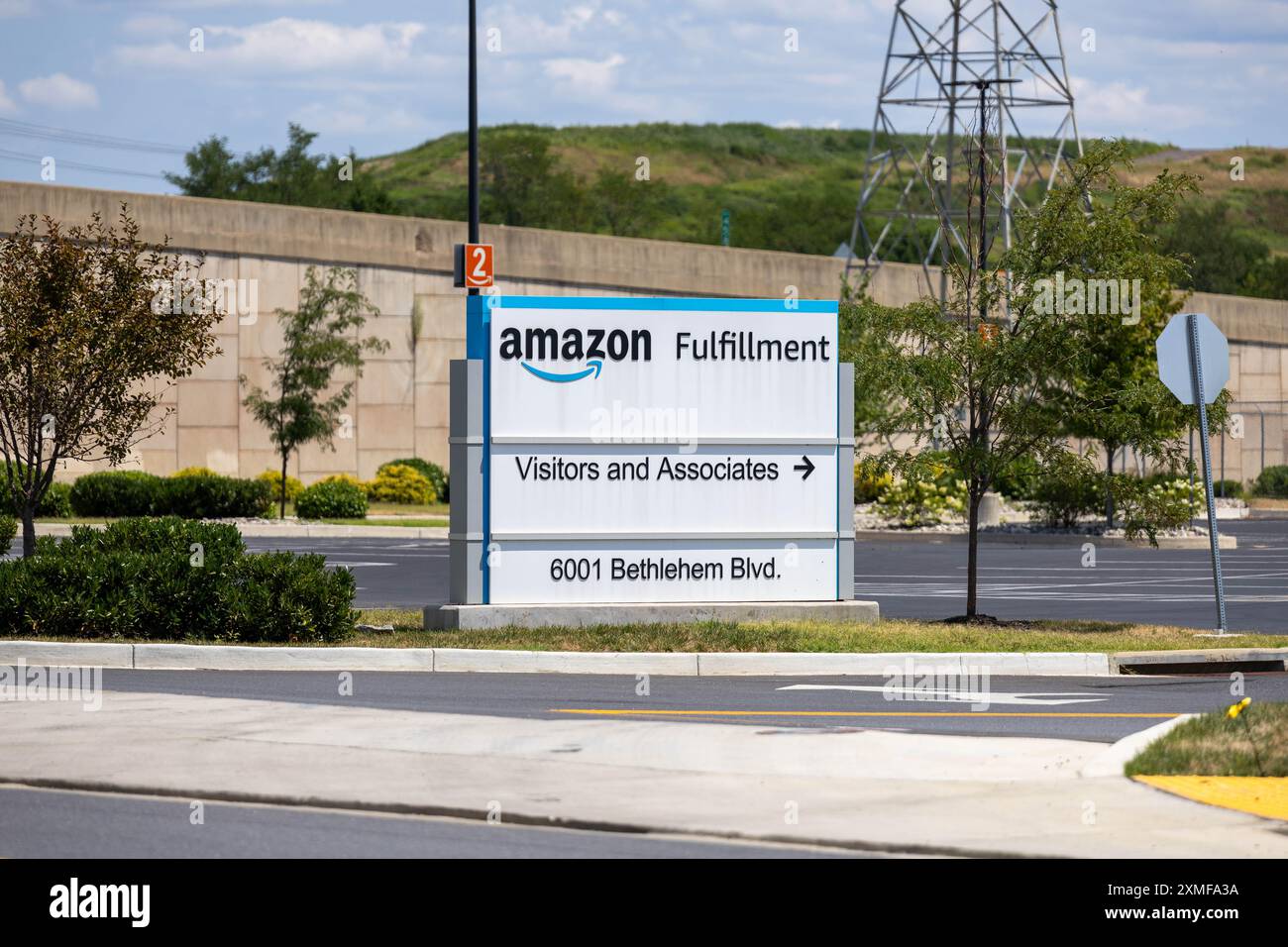 Amazon distribution center exterior aerial hi-res stock photography and ...