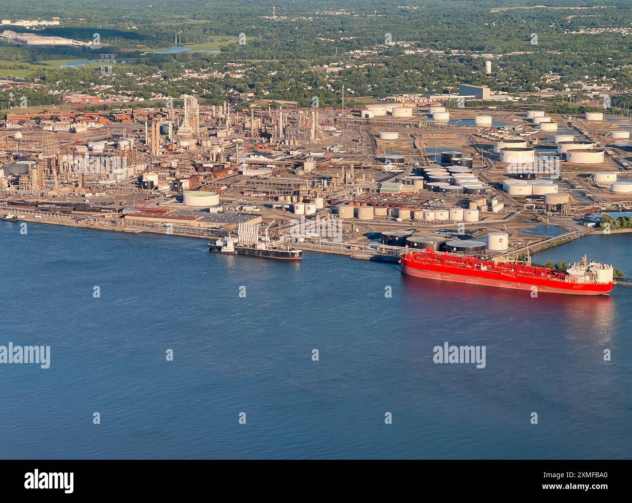 Delaware city oil refinery hi-res stock photography and images - Alamy