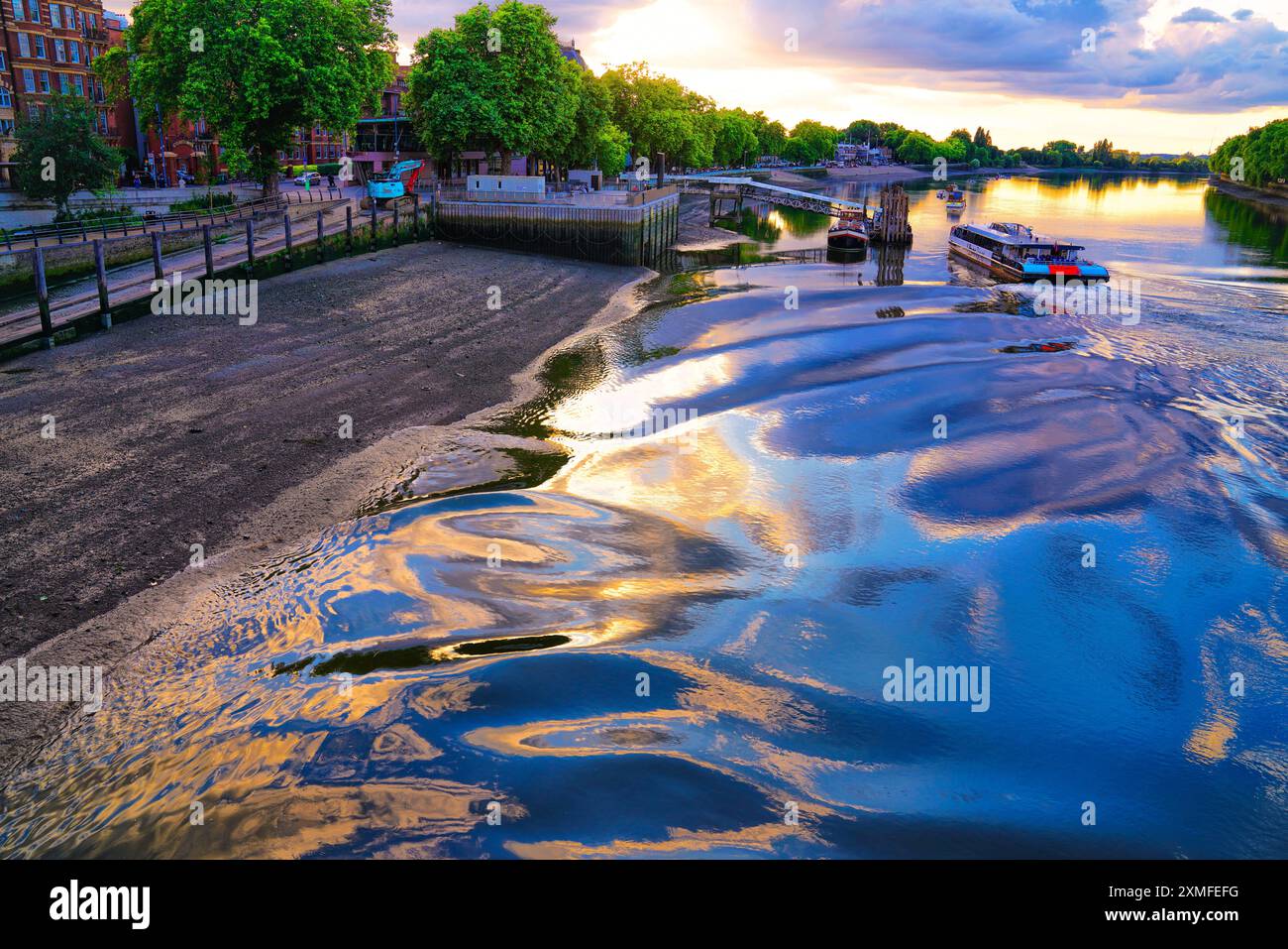 River thames and london bridge area hi-res stock photography and images ...