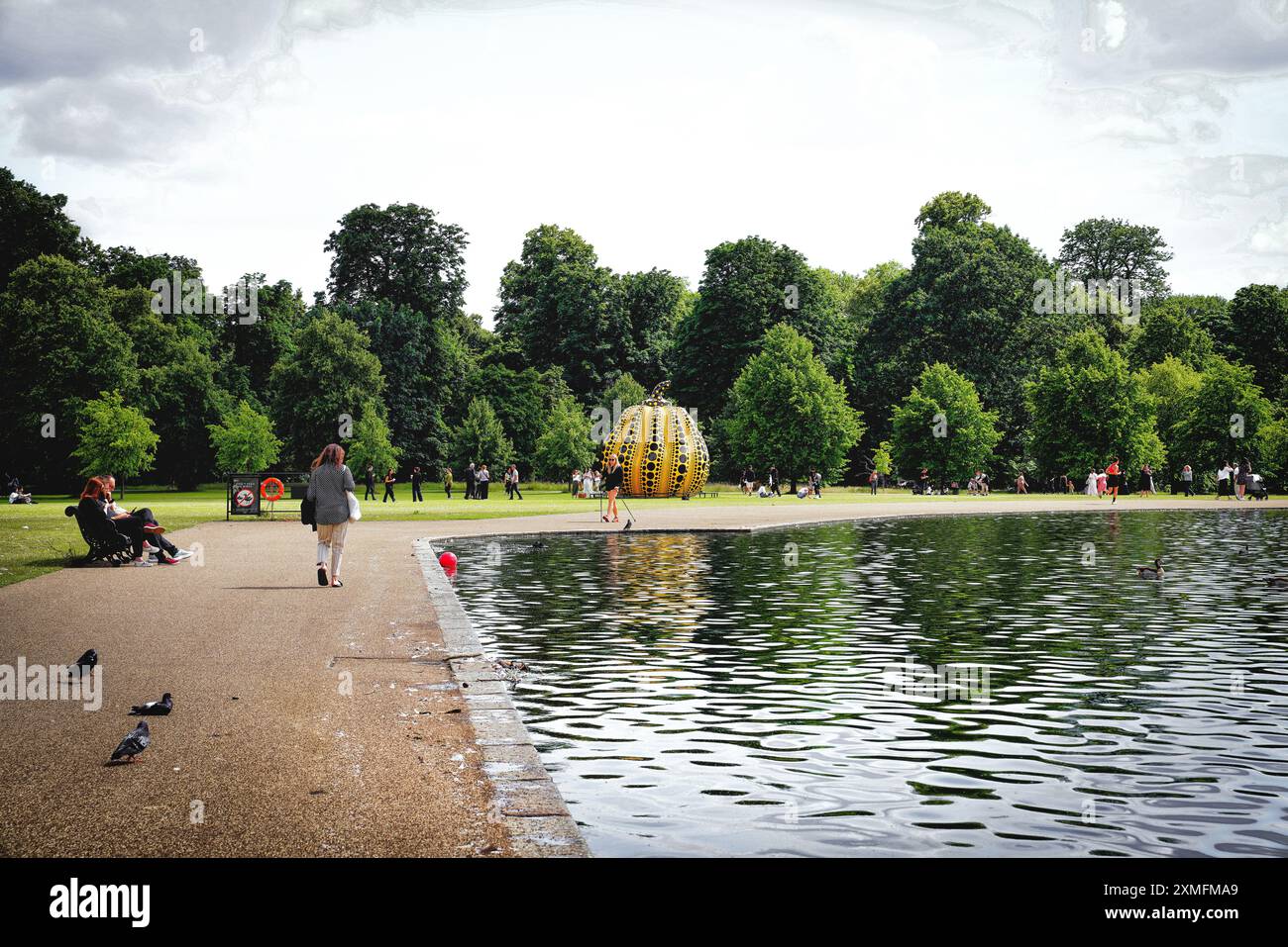Yayoi Kusama iconic pumpkin sculpture, Hyde Park, Kensington Gardens ...