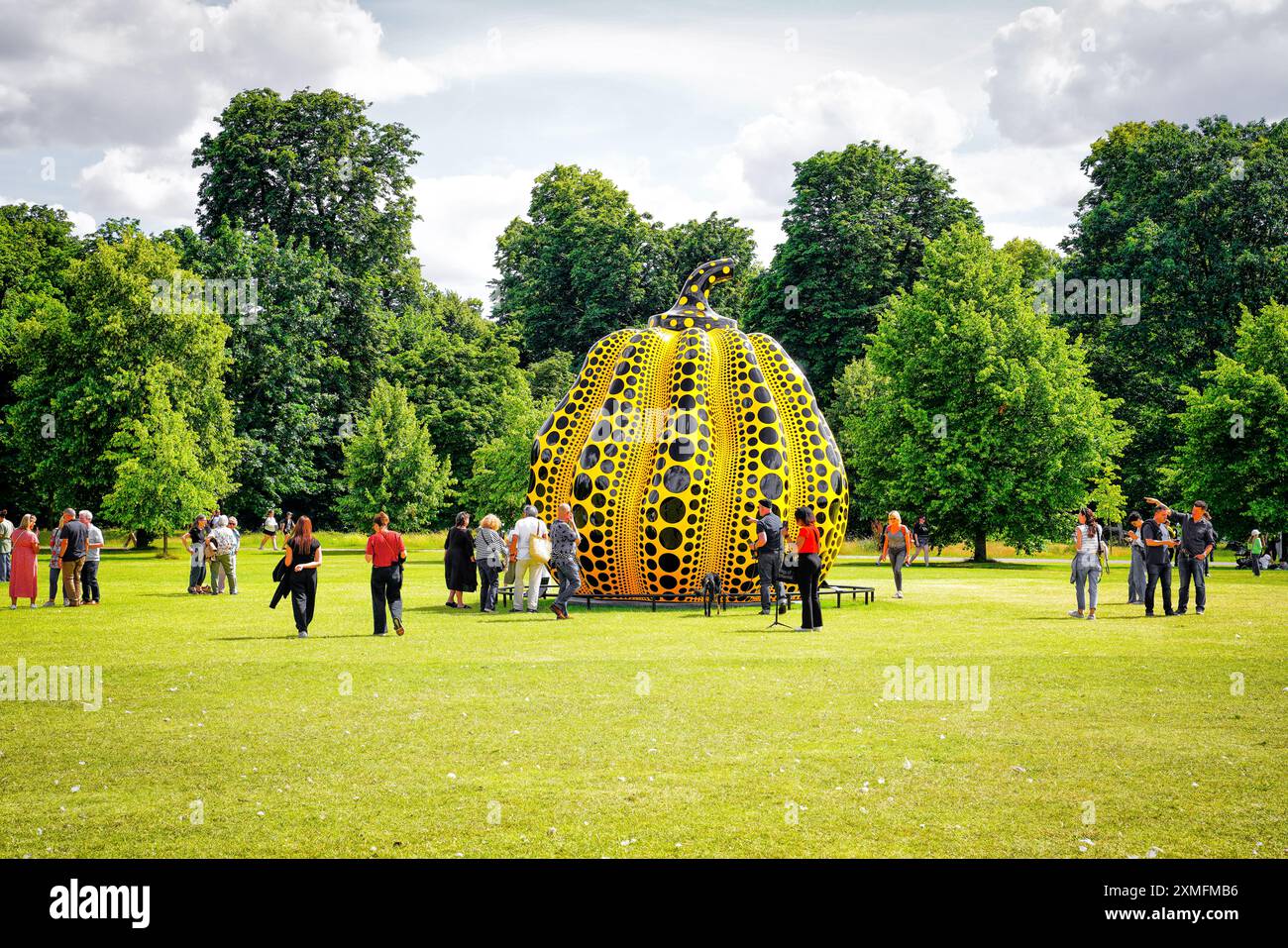 Yayoi Kusama iconic pumpkin sculpture, Hyde Park, Kensington Gardens ...