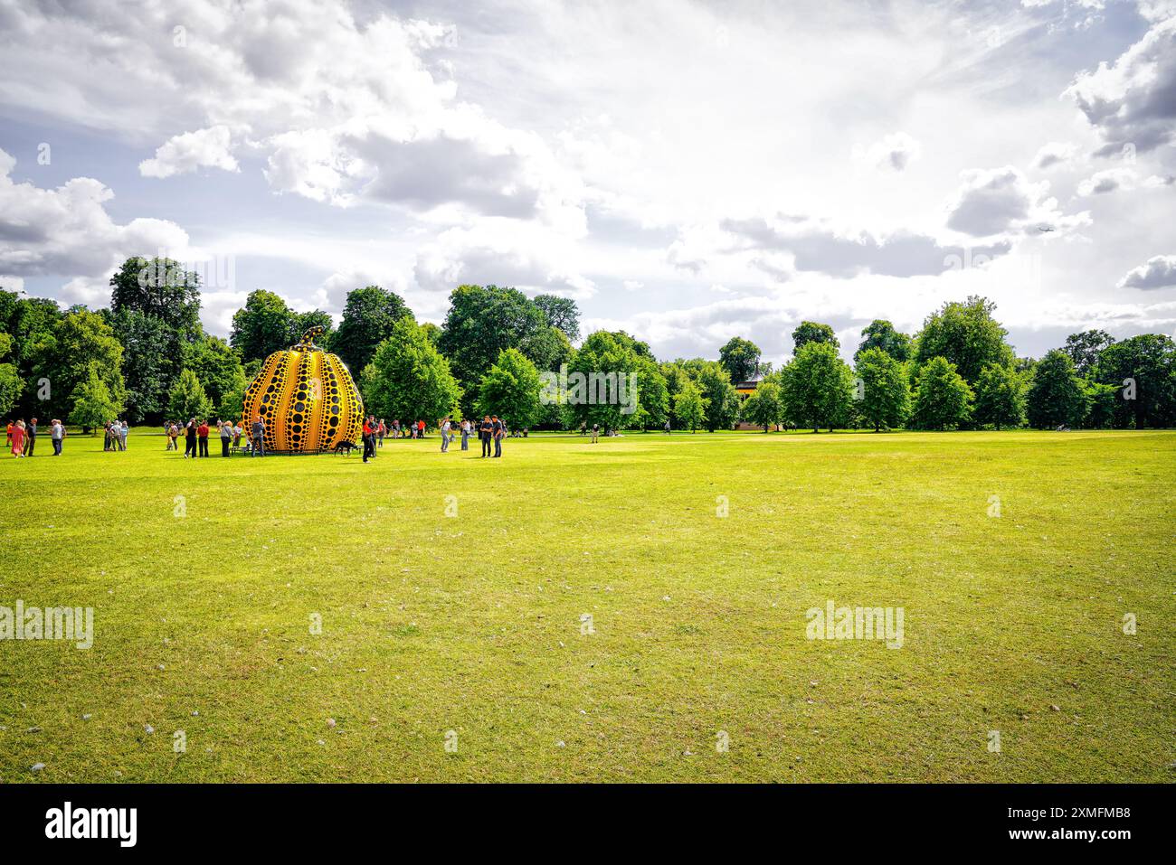 Yayoi Kusama iconic pumpkin sculpture, Hyde Park, Kensington Gardens ...