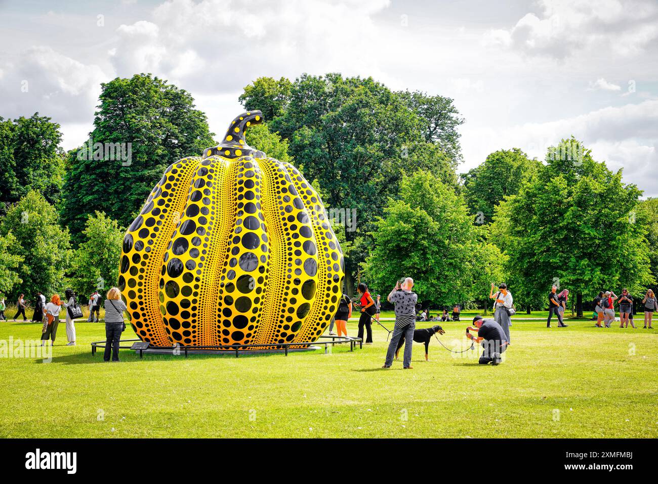 Yayoi Kusama iconic pumpkin sculpture, Hyde Park, Kensington Gardens ...