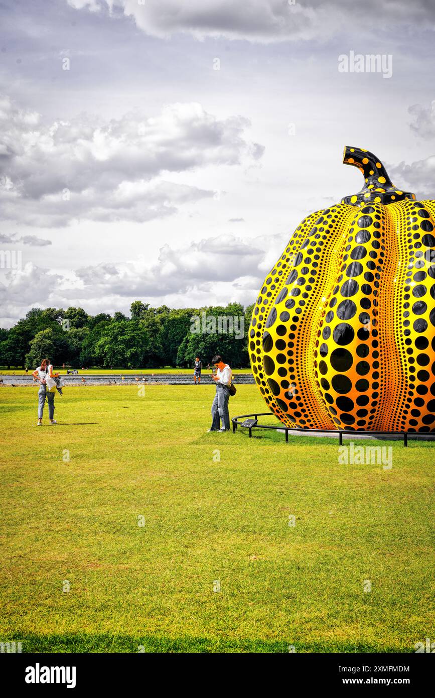 Yayoi Kusama iconic pumpkin sculpture, Hyde Park, Kensington Gardens ...