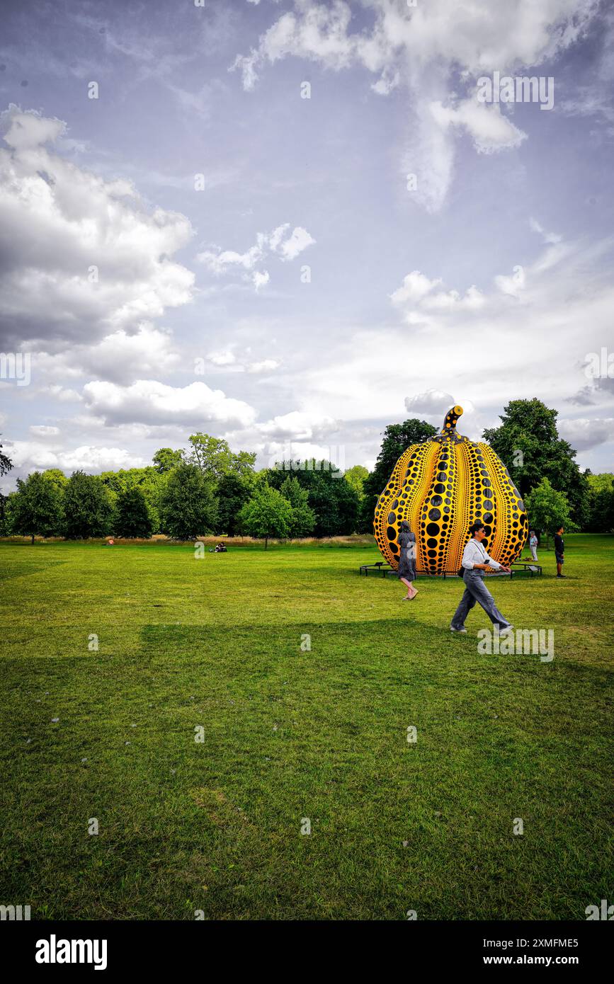 Yayoi Kusama iconic pumpkin sculpture, Hyde Park, Kensington Gardens ...