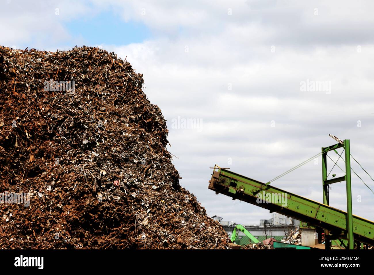 Sky scrap hi-res stock photography and images - Alamy