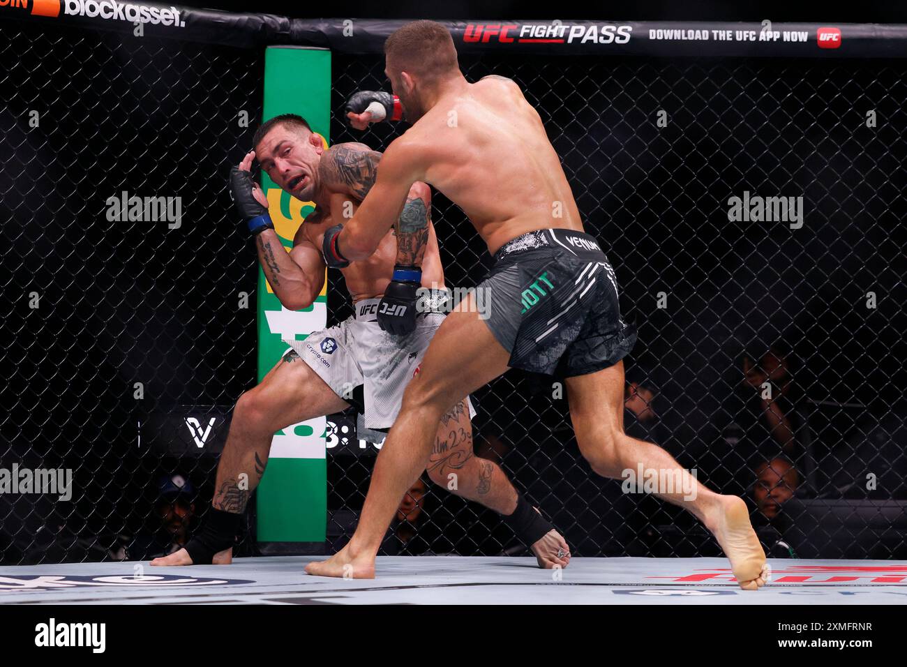 Oban Elliot (R) against Preston Parsons (L) during the Welterweight ...