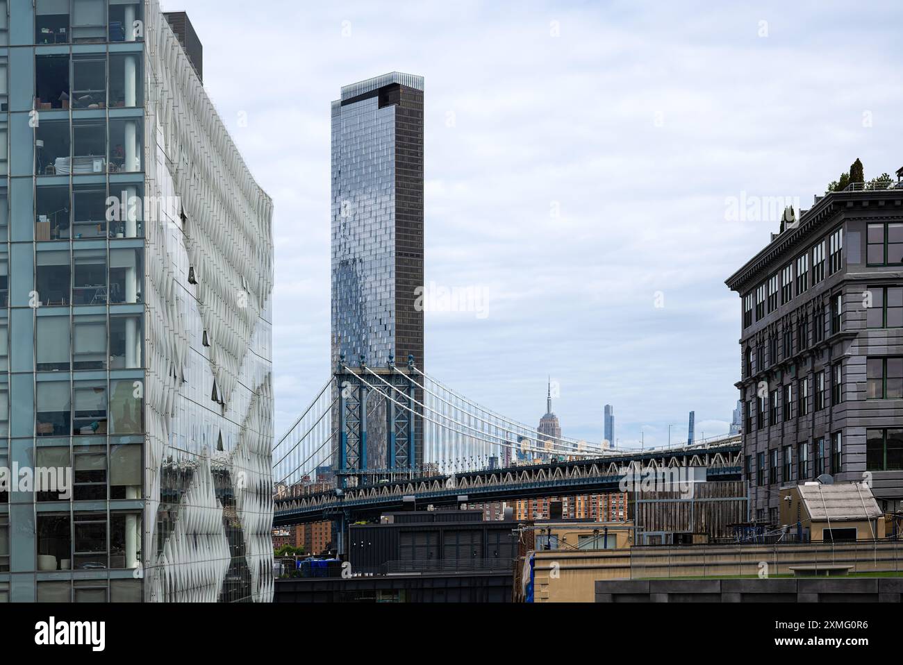 One manhattan square residential tower hi-res stock photography and ...