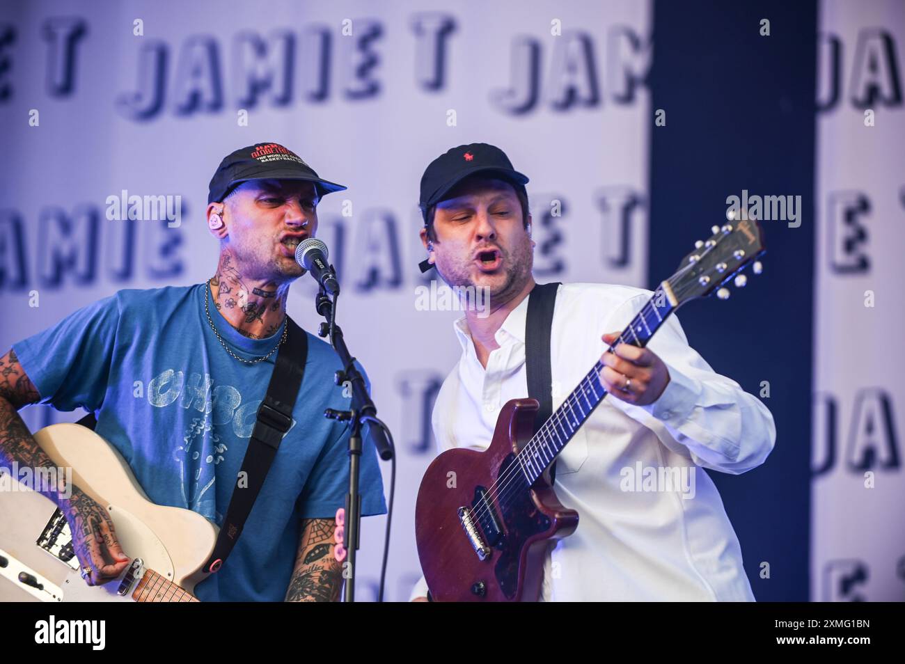 T performing at hi-res stock photography and images - Alamy
