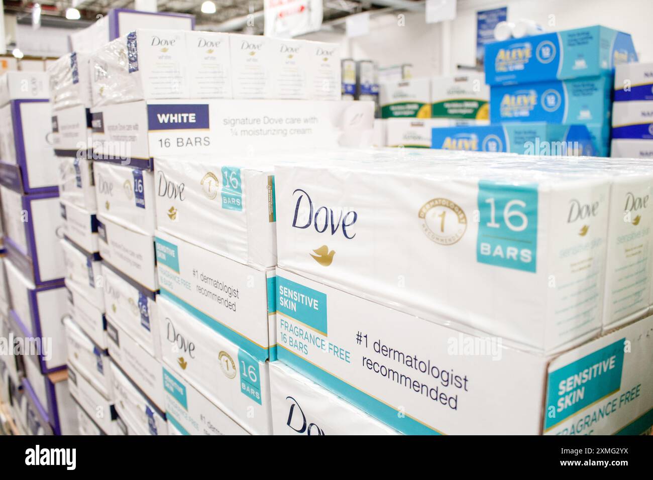 Dove soap at a shop hi-res stock photography and images - Alamy