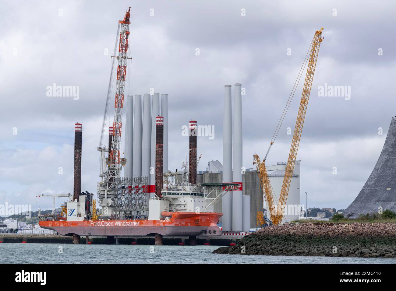 Le Havre, France - Jackup platform vessel BRAVE TERN alongside at port ...