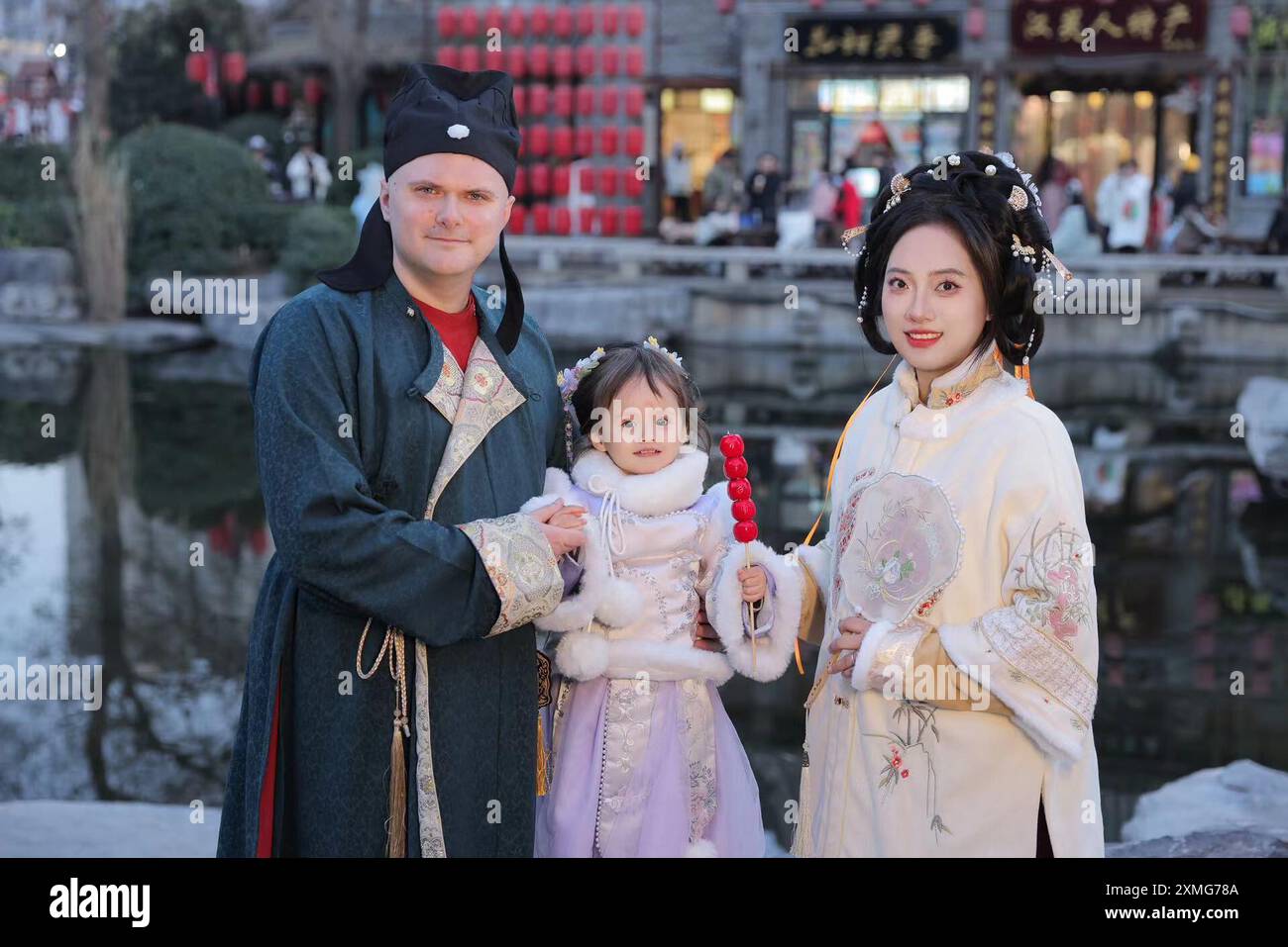(240728) -- ZHENGZHOU, July 28, 2024 (Xinhua) -- Daniel Welker and his ...