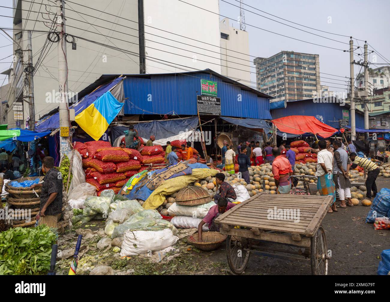 Dhaka fruits market hi-res stock photography and images - Alamy