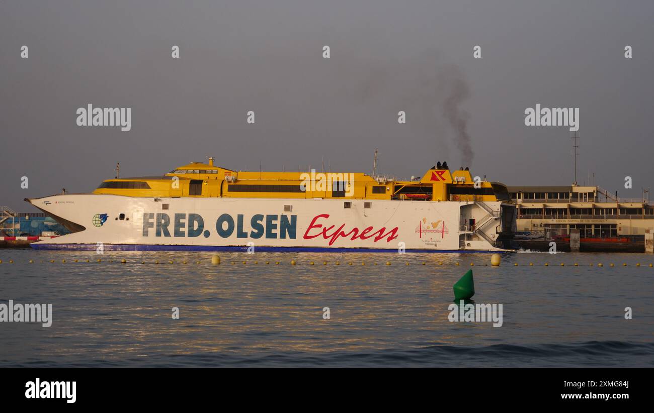 The Bencomo Express take on passengers. It sails between the Canary ...